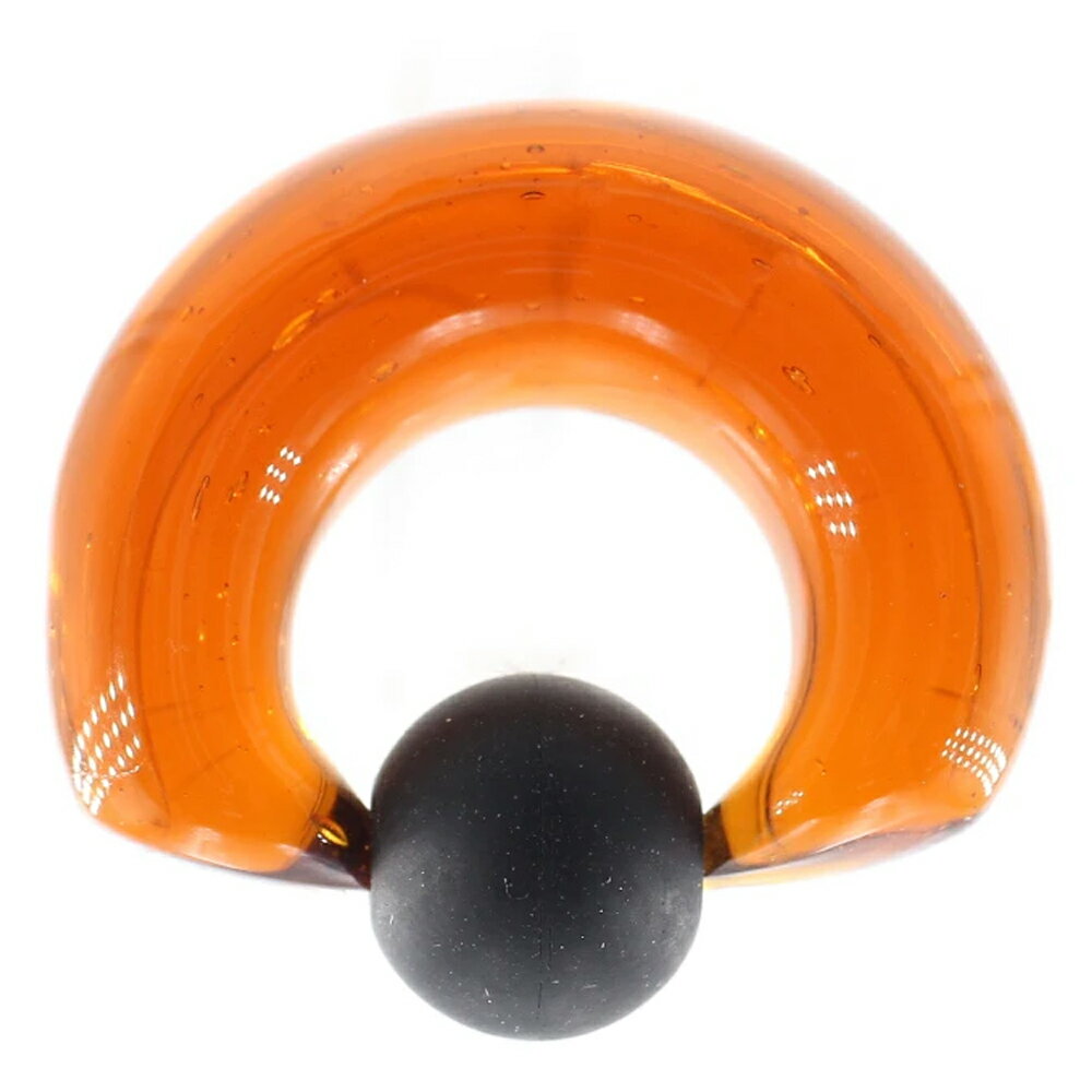 オレンジ色の透き通るガラス製のキャプティブリングのシャフトに黒いゴム製のボールキャッチをセットしたリング型ボディピアス。 ひんやりとしたガラス製のキャプティブビーズリングは、金属を使用していないので、金属アレルギー対応で安心のボディーピアス...