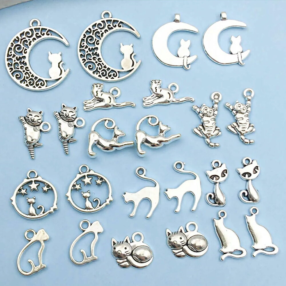 このDIY用の猫チャームパーツセットは、12種類のデザインのネコを1ペアにした24個セットの手作りアクセサリーを楽しむ方にぴったりです！12種類のデザインが各1ペアずつ、合計24個入っているので、ペンダントトップやブレスレット、イヤリングな...