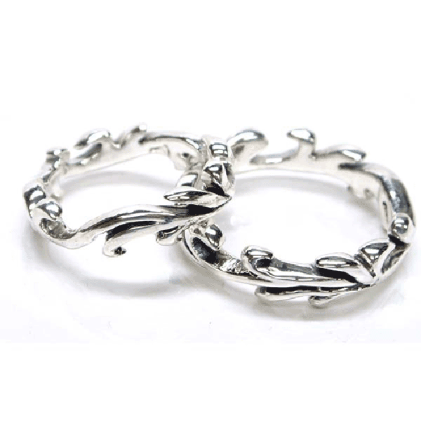 シュロの葉を立体的にデザインしたシルバーリング。 アシンメトリーに作られたアーティスティックなシルバーのリングは、重ね付けやペアリングにもオススメのシルバーアクセサリー。 装着するとまるでシェロの葉が指に絡みついたように見えるクールなシルバ...