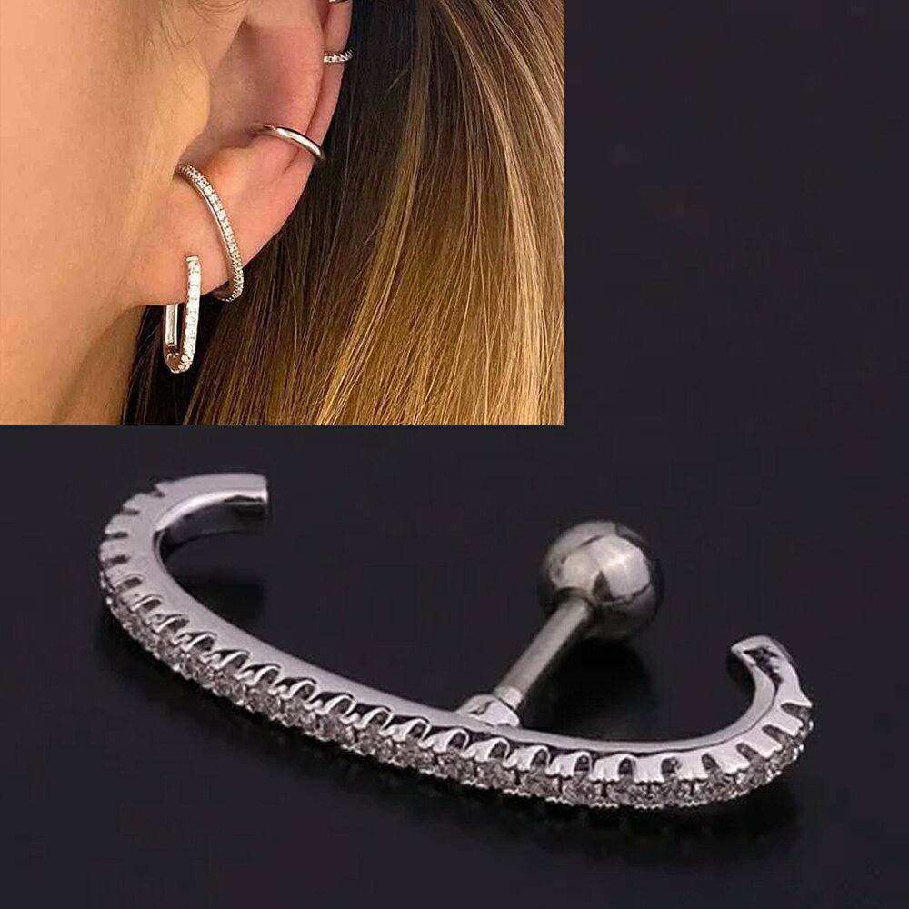 大きな半円型のカフリング(リングカフ)にキュービックジルコニアをセットしたキラキラの16ゲージのストレートバーベル型ボディピアス。装着するとまるで大きなリングやイヤーカフを軟骨部分に着けているように見えるオシャレなボディーピアスです。ストレ...