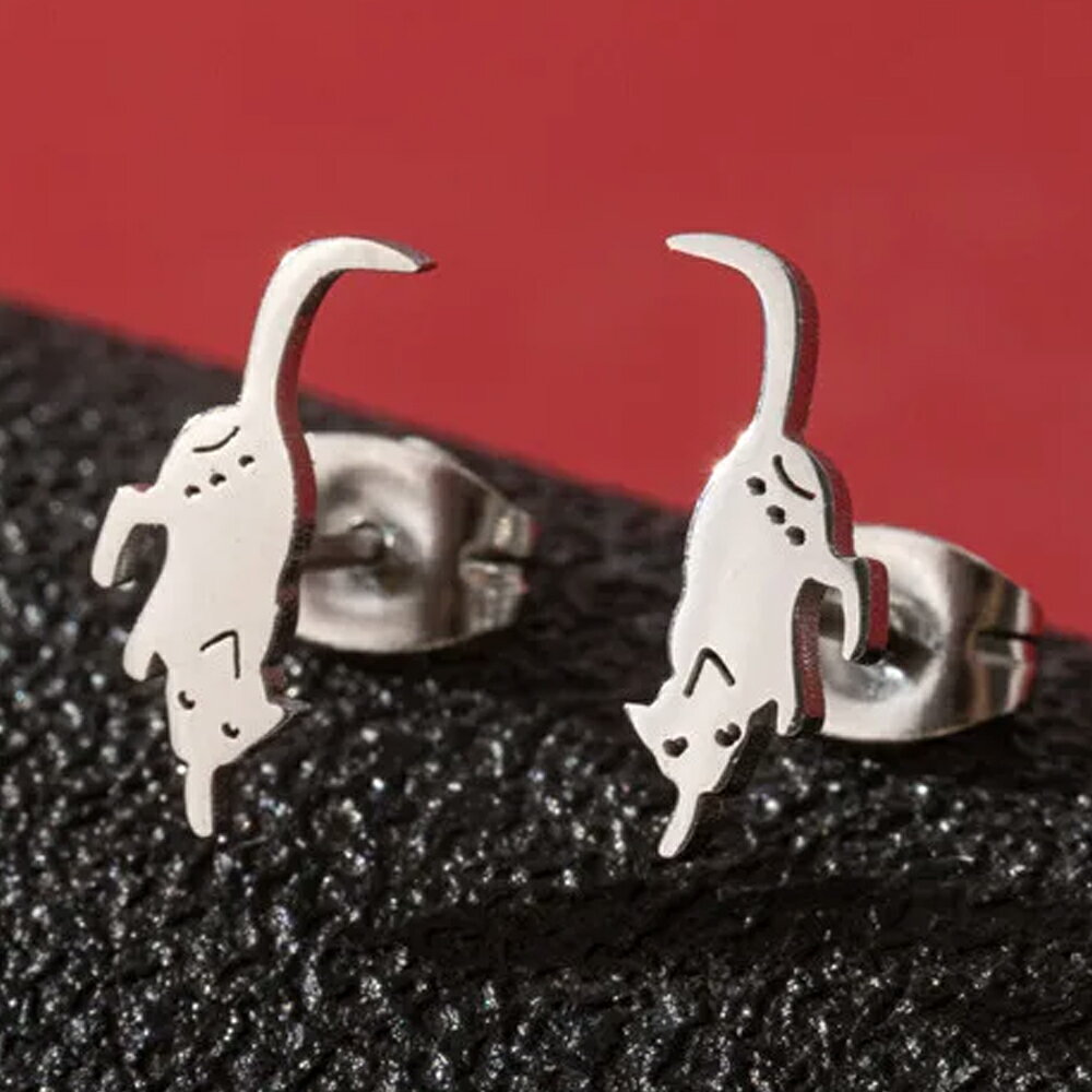 手を伸ばして何かを取ろうとしている猫のデザインがとってもキュートなファッションピアスです。 ステンレスの向きの銀色シルバーの輝きが耳元を華やかに彩り、メンズ・レディースどちらにもぴったり。20ゲージのスタッドタイプで、耳や軟骨にも優しくフィ...