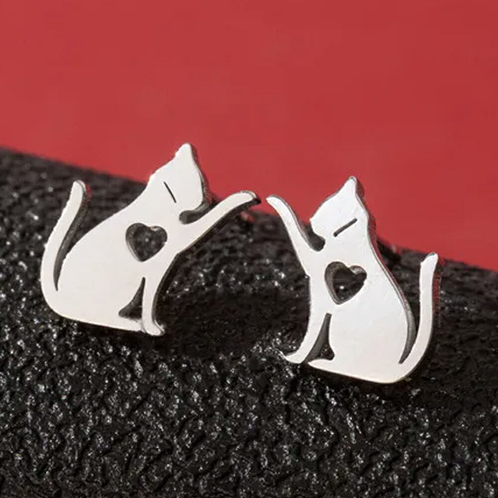 猫とハートのデザインがとってもキュートなファッションピアスです。 ステンレスの向きの銀色シルバーの輝きが耳元を華やかに彩り、メンズ・レディースどちらにもぴったり。20ゲージのスタッドタイプで、耳や軟骨にも優しくフィットします。ペットショップ...