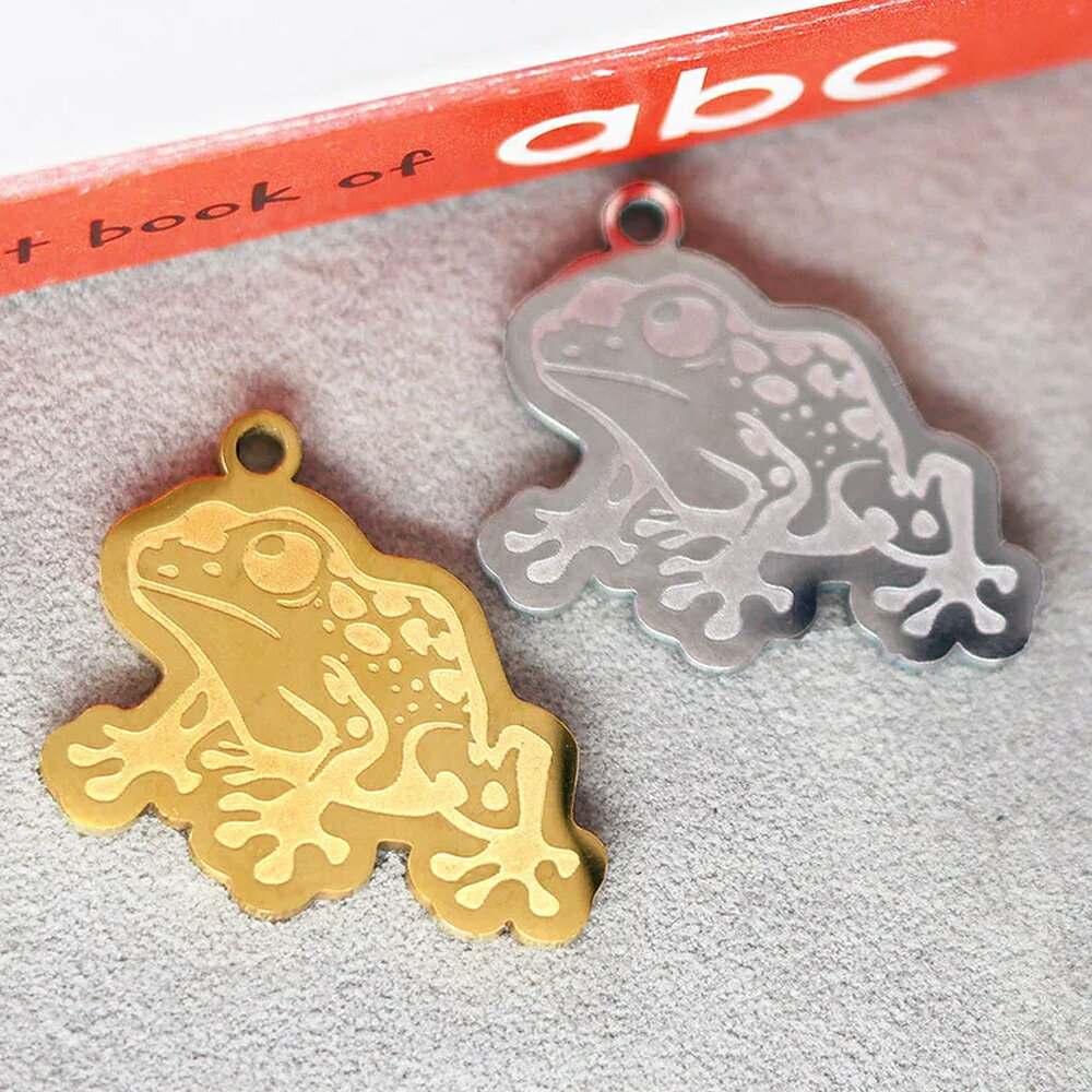 カエル ステンレスパーツは、シルバーとゴールドの2色展開で、手作りアクセサリーに最適なチャームパーツです。高品質なステンレス素材を使用しており、耐久性に優れています。ペンダントトップやピアス、ネックレスなど、さまざまなクラフト作品に活用でき...