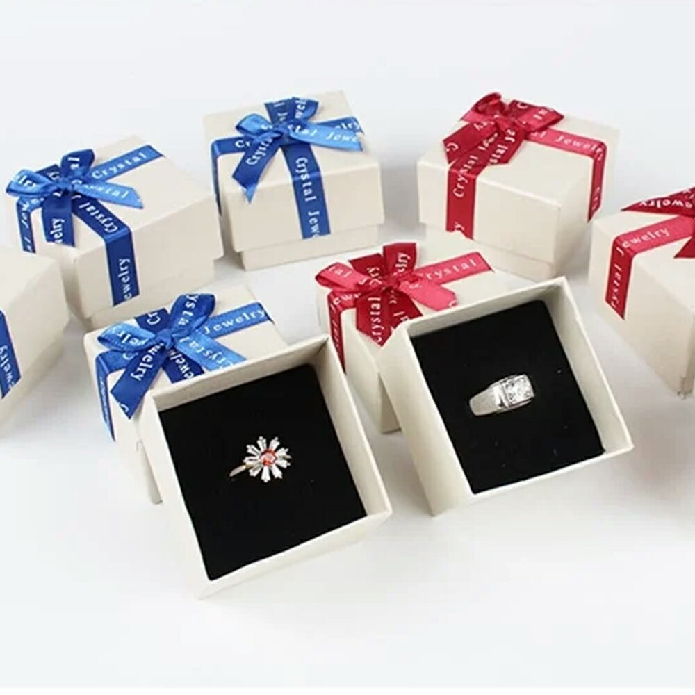 クリーム色の上蓋と下蓋になった箱に青色ブルーとワインレッドの濃い赤色のリボンをデコレーションしたラッピング包装に使えるギフトボックス。青と赤のリボンには英語でクリスタルジュエリー（Crystal Jewelry）とデザインされた高級感のある...