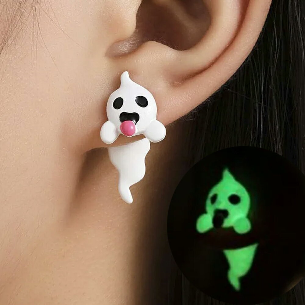 光をためて光るオバケのバックキャッチピアスは、ユニークで個性的なデザインが特徴です。蓄光素材を使用しており、暗闇でぼんやり的に光る不気味可愛いバックキャッチピアス。お化けの体の部分がキャッチになっているので、装着すると耳にユーレイがとりつい...