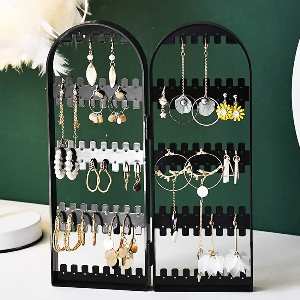 　商品情報 サイズ 開いた状態：約21.0cm　x　28.0cmx　2.0cm 閉じた状態：約10.0cm　x　28.0cmx　4.0cm 商品説明 2つのピアススタンドをつなげた、折りたたみ式のアクリル製ピアススタンドです。 ピアスホール...