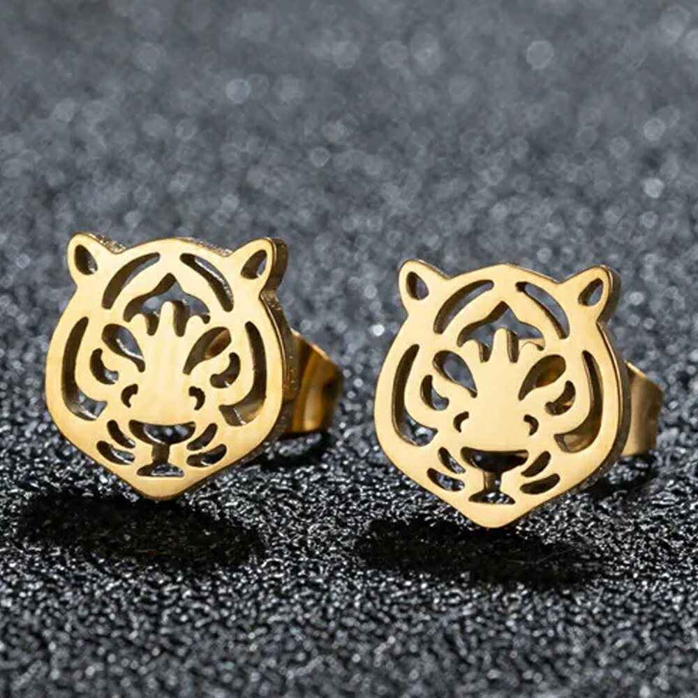 金色にゴールドメッキしたトラの顔をデザインしたかっこいいステンレス素材のスタッドピアス。 虎ををモチーフにしたタイガーピアスは年末年始の干支の寅年イベントにも。 アニマル動物モチーフにした虎の顔のピアス。 虎ファンやタイガー好きにもオススメ...