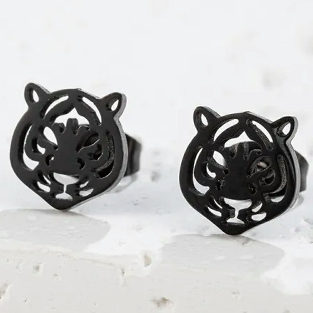 黒色にブラックメッキしたトラの顔をデザインしたかっこいいステンレス素材のスタッドピアス。 虎ををモチーフにしたタイガーピアスは年末年始の干支の寅年イベントにも。 アニマル動物モチーフにした虎の顔のピアス。 虎ファンやタイガー好きにもオススメ...