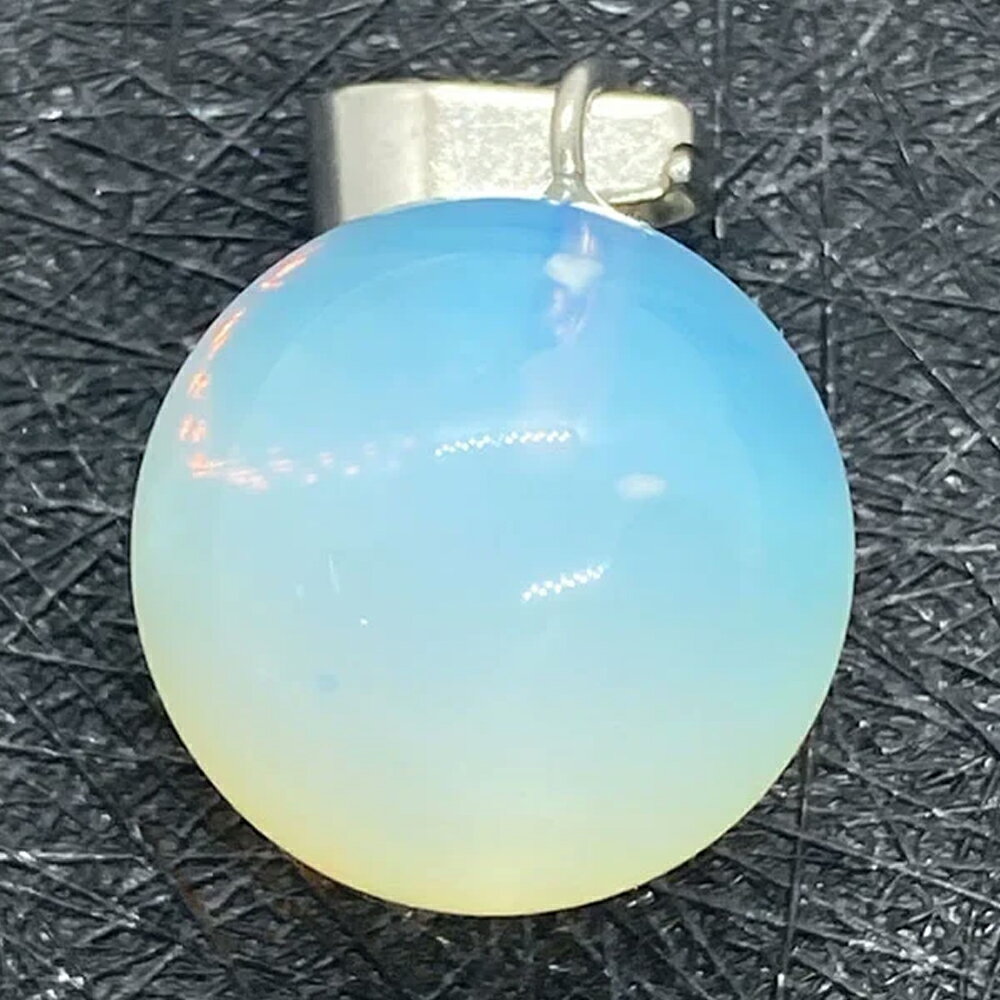 14mmの大きさのオパールに似たガラス製の人工石オパライトをサージカルステンレス316L製のバチカンにつなげたストーンペンダントトップ・ ラウンドペンダントトップは、乳白色のオパライトを使用した一品です。 独特の模様が美しく、見る者を魅了し...