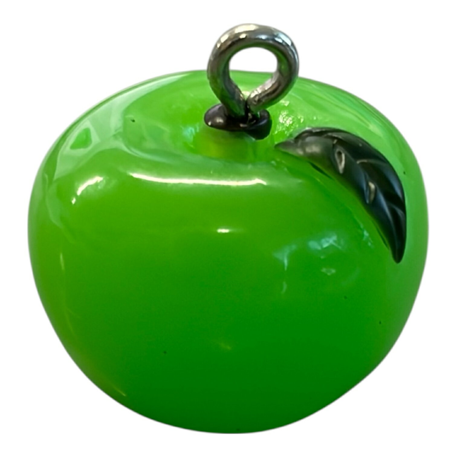 果物の青林檎（あおリンゴ）をモチーフにしたユニークで面白い食玩や食品サンプルのようなチャーム用のマルカンが付いたDIYクラフトパーツです。 リアルで美味しそうなフルーツのグリーンアップルに丸カンパーツが付いたペンダントトップやキーホルダー、...