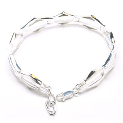 中をくり抜いた菱形のパーツを幾つもリンクさせたシルバーブレスレットです。フレキシブルな動きを見せるクールなシルバーアクセサリーは女性にもオススメです。 シルバーチェーンの留める位置で長さも調整できるので自分にあったサイズで装着できるのがうれ...