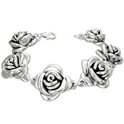 立体的でリアルなバラをいくつもつなげたシルバーブレスレットは贈り物にも最適！ 花びら1枚1枚まで細やかにデザインされたローズが、存在感を発揮してくれるブレスレットです。 オールシーズンを通して使えるブレスレットなので、毎日の普段付けにもフィ...