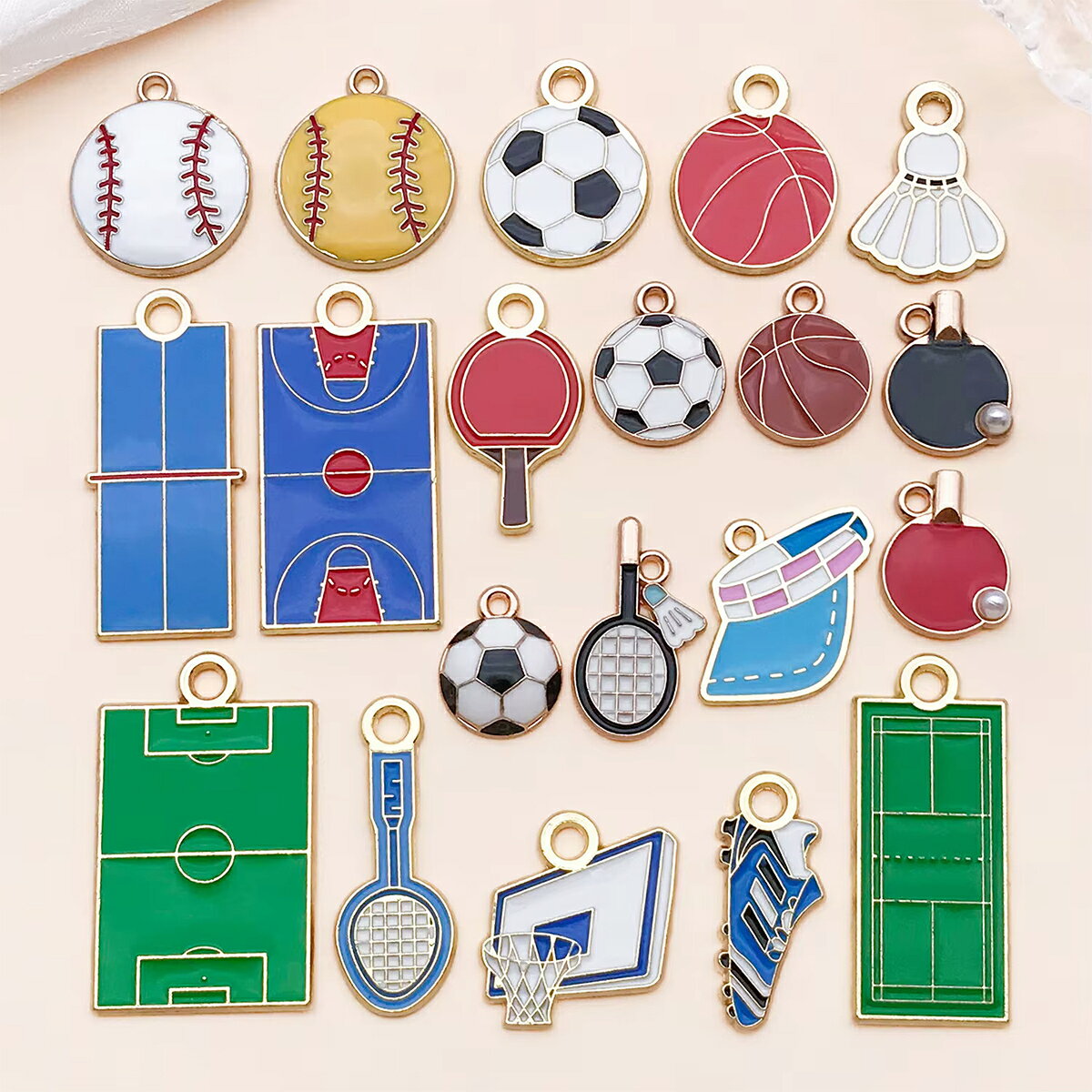 DIY用のカラフルなスポーツチャームパーツは、サッカーや野球、テニス、卓球など多様なスポーツをモチーフにしたデザインが特徴です。カラフルに色づけされたチャームは、メンズやレディースのペンダントトップやキーホルダーとしても最適で、部活や試合の...