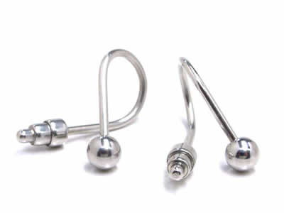 ストレートシャフトのボディピアスを螺旋状にツイストさせたボディジュエリー。スパイラルとはひと味違ったシャフトのツイスト具合が独特な雰囲気をかもし出すボディージュエリーです。ダムスはシャープの中にも緩やかなフォルムをしているので男女を問わず付...