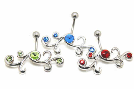 ワイドで流麗な唐草のレリーフに大中小様々な大きさのストーンをプラスすることで豪華さをアップしたエレガントなトライバルバナナバーベル。滑らかな曲線とエッジのきいたフォルムに仕上げた立体的なトライバルタトゥが4つのストーンを優美に包みこむヘソピ...