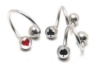 内径の長いバーベルスタッドを螺旋状にツイストさせ、トランプのハート、スペード、クラブをデザインしたボールをセットしたシックなボディジュエリー。本来はへそピアスとして製作されたアクセサリーですが、耳や、アイブロー、ニップルなどいろいろな場所に...