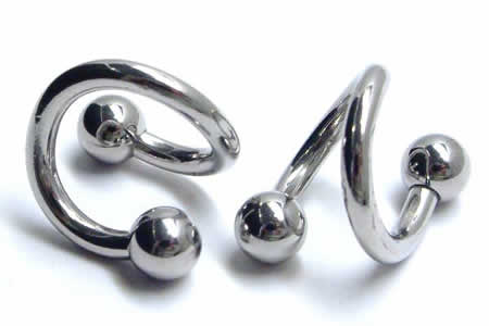 内径の長いバーベルスタッドを螺旋状にツイストさせたボディジュエリー。本来はヘソピアスとして製作されたアクセサリーですが、耳や、口ピアスなどいろいろな場所にアレンジして装着できるオシャレなピアッシングジュエリーです。ボールとボールの間にキャプ...