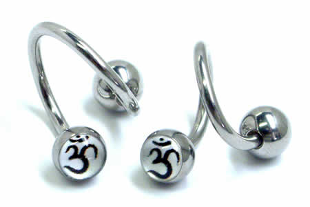 白のキャンパスに、黒で梵字をデザインしたオリエンタルなボディピアスです。白と黒のコントラストをきかせたシンプルなデザインが、梵字の良さを存分に発揮してくれる。ボディピアスの形自体は変えず、人気のピクチャーシリーズで梵字をセットしたボディピア...