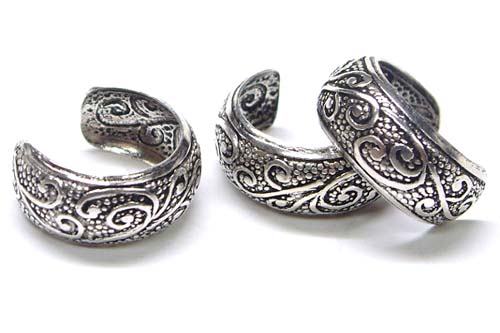 甲丸タイプのカフに唐草をデザインした人気のイヤーカフ。唐草のバックに施された細やかなデザインが独特の輝きを放つイヤークリップです。男女を問わず装着できるオリエンタルムードのイヤーカフです。柔らかなイヤーカフのボディに唐草をデザインしたセクシ...