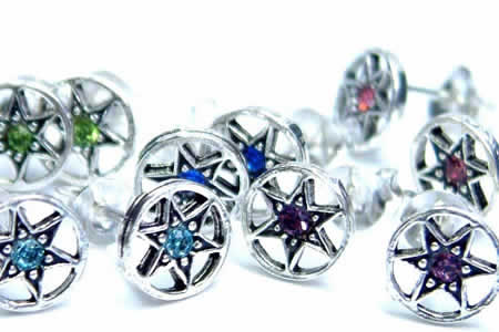 サークルのセンターにジュエルをセットした星をデザインすることで魔方陣をイメージされる神秘的なジュエルピアス。星とサークルの間を透かす事で、デザインに立体感を持たせたシルバーピアスです。カラーバリエーションが豊富なので、自分のスタイルにあった...