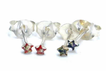 小振りな星にラメを施したカラフルなシルバーピアスです。つやのある星の輝きがコーディネートを華やかに演出してくれます。小粒だけどパンチのきいた逸品です。もちろん、シルバー925製のキャッチがついてます。・2つ一組でワンペアとなります。 　商品...