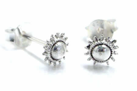 ゴージャスさと上品な雰囲気とを兼ね備えた独創性のあるレリーフがアーティスティックなムードに！　ユニセックスなシルバーピアスで、個人的にかなりオススメのアクセサリーです。シルバーアクセサリーでしか出せないこの美細工なフォルムは必見。もちろん、...