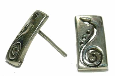 滑らかにアールを描いたスクエアのボディにネイティブ風のデザインを透かし彫りで仕上げたシルバーピアスです。アシンメトリーなデザインが心地いい雰囲気のアクセサリーに仕上げています。描かれたデザインから透けて見える肌がとても神秘的なシルバーアクセ...