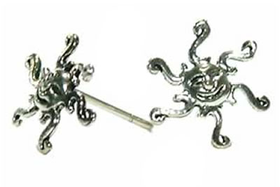 クラッシクなムードのデザインがとても個性的な、太陽をモチーフにしたピアス。アジアンテイストのコーディネートとして使ってもグッド！！もちろん、シルバー925製のキャッチがついてます。・2つ一組でワンペアとなります。 　商品情報 デザインサイズ...