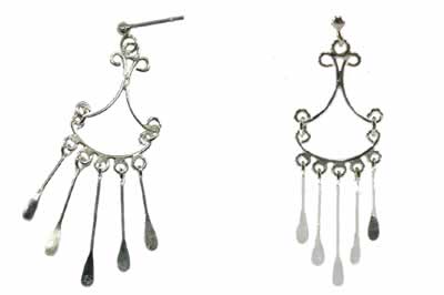 フックタイプで人気のゴージャス系がスタッドピアスになって登場！それぞれのパーツが独立しているのでとても優雅にに揺れ動きます。シルバーワイヤーで造られたシルバーピアスは何か懐かしい雰囲気を感じさせるシャンデリアピアスです。クラッシクな雰囲気漂...