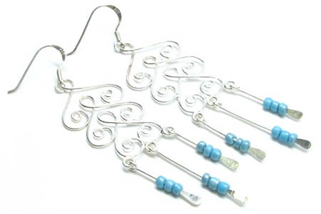 ハートをモチーフにした洗練されたパーツを3つリンクさせたワイドなフォルムのピアスです。ディテール、バランス感、すべてにおいて完成度の高いアクセサリーは大人の女性を演出してくれます。カラーバリエーションが豊富なで、気分によって付け替えたいシル...