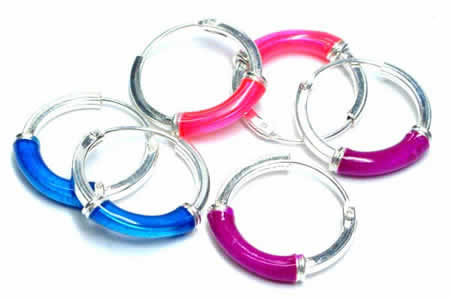 スタイリッシュなスクエアリングのトップに色鮮やかなカラーリングをコーティングしたカジュアルなシルバーピアス。断面が四角になった手錠型リングは、ノーマルタイプも人気が高い！そんな人気の高いリングピアスと、カラーリングピアスの中でも男女を問わず...