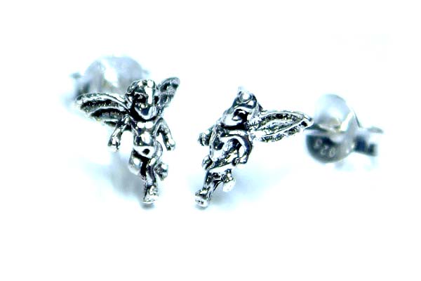 立体的なフォルムで天使をデザインしたラブリーなシルバーピアス。優しさと幸せの象徴でもあるエンジェルを見事に再現！！見ているだけでも心が和む。もちろん、シルバー925製のキャッチがついてます。・2つ一組でワンペアとなります。 　商品情報 デザ...