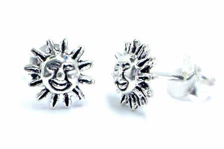 太陽をモチーフにしたエスニックなシルバーピアス。もちろん、シルバー925製のキャッチがついてます。・2つ一組でワンペアとなります。 　商品情報 デザインサイズ幅 x 高さ：7mm x 7mm 素材シルバー925 備考・表示はワンペアの価格で...