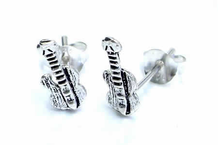 弦楽器をモチーフにしたシルバーピアスです。装着する人によっていろんな弦楽器に見えてくる不思議なピアスです。いろんなスタイルにあわせてみたいアクセサリーです。クラッシーな雰囲気を出すギター型のシルバーアクセサリーはコンサートに行くときにもいい...