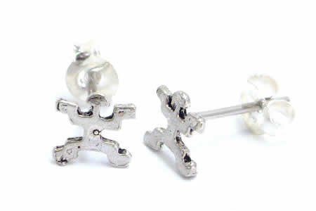 手を上に向けてなんてこったいみたいなポーズをしているスタッドピアス。個性的なデザインがとてもユニークなシルバーピアス。フラットなボディで人間の影だけでデザインしたユニークピアス。欲しい人は欲しいでしょうし、いらない人は全く必要ないピアスです...