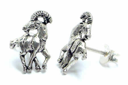 大きな山羊をモチーフにしたシルバーピアス。クールな山羊がまるで群れを守るリーダーのような怖い眼差しがクールなスタッドピアスです。振り返る表情が怖さの中にも、優しい雰囲気を持つ野生の山羊の独特の雰囲気を醸し出した上級シルバーアクセサリー。山羊...