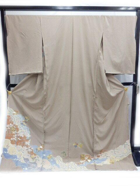 正絹 色留袖　別誂え　仕立て付き　商品説明【素　材】　正絹100％【付属品】　正絹胴裏　正絹八掛　比翼裏地　ときはぬい湯のし　　　　　　別誂えお仕立て【お仕立て期間】　35日〜45日程度【別加工】　水や汚れを弾くガード　　　　　　パールトー...