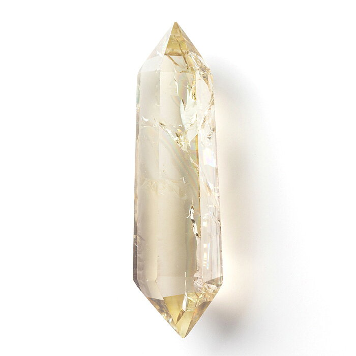 シトリン（Citrine）は、クォーツ（石英）グループに属する宝石で、その美しい黄色からオレンジ色までの色合いで広く知られています。シトリンという名前はラテン語の「citrus」（シトラス）に由来し、その鮮やかな色がレモンやオレンジの果実を...