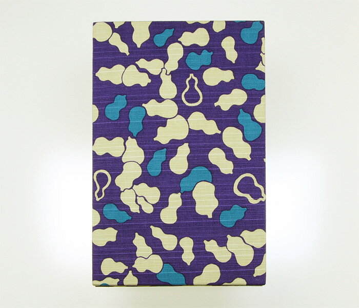 純白の奉書和紙に書かれた躍動的な墨文字と鮮やかな朱色の押し印で構成される御朱印。訪ねて、集めて、眺めて、「また行く旅のお供」として、様々な御朱印を集めて、自分オリジナルの御朱印を楽しんでください。ご集印帳は「粗末に扱わず、丁寧に保管する」よ...