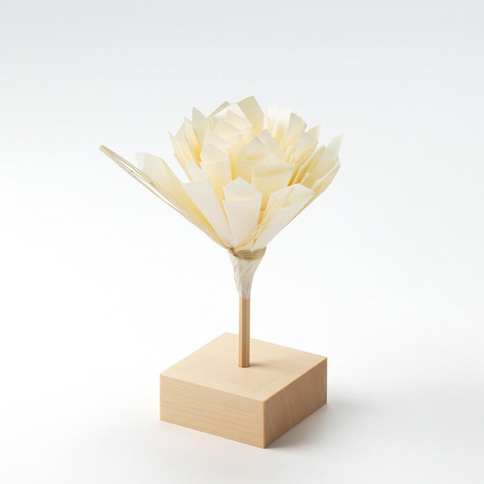 〈伊勢神宮 お木曳行事〉二十年に一度の式年遷宮では、御用材を奉る「お木曳行事」が行われます。勇壮な行列の先頭で振られる「采（ざい）」は、合図と威勢を示す象徴です。このミニチュア采は、その姿を小さくかたどり、土台に立てて飾れるように仕立てまし...