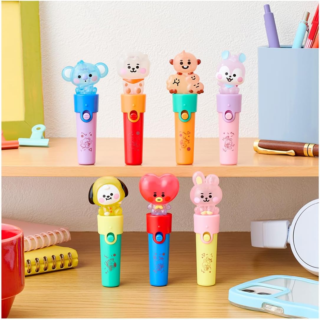 LINE FRIENDSのグローバル人気キャラクターブランド「BT21」の、スティックライト型チャームが登場！ スイッチを入れれば、キャラクター部分がほんのりライトアップ！ お部屋に飾っても可愛いグッズです。ガム1個つき。 ●プラスチック完...
