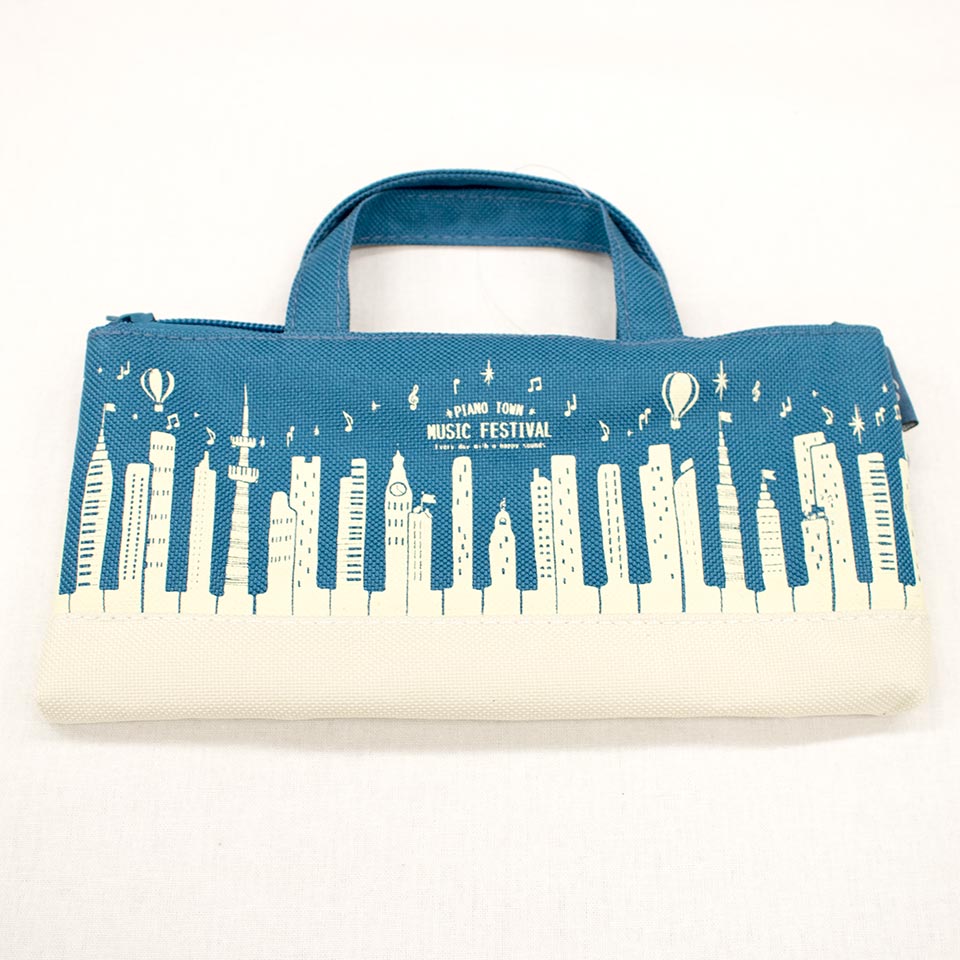 Piano Townデザインからペンケースが登場！ 楽器で作られるかわいらしい街並みに音符で出来た星が瞬いています。 ハンドル付きなので持ち運びもラクラク♪毎日使っちゃいますね♪ 210mm×92mm×20(マチ)mm(持ち手含まず) ポリ...