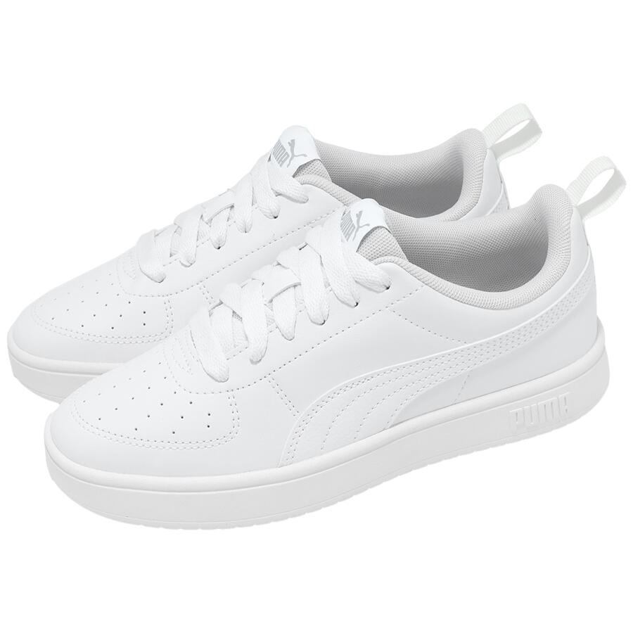 プーマの定番白スニーカー。 どんなコーディネートでも合わせやすい。 【メーカー】プーマ 【商品名】リッキー 【品番】387607 【カラー】プーマホワイト(01) 【素材】人工皮革+合成繊維、ゴム底