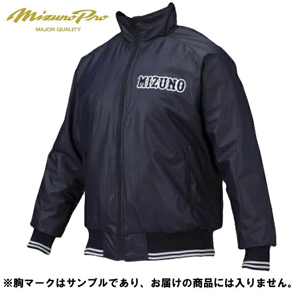 球団アイテムズバリの素材と仕様。こだわりのクオリティをその手に。防風・撥水も兼ね備えた艶やかな光沢感が特徴のラミネート素材を採用。 【メーカー】ミズノプロ 【商品名】読売ジャイアンツモデル　グラウンドコート 【品番】12JE1G0514 【...