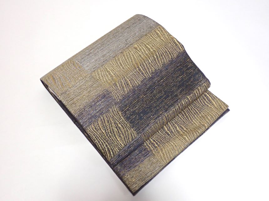 商品名 正絹袋帯／紺、金／全通通柄 コメント 概要 【素材】正絹　　 【寸法】長さ：約464cm　×　幅：約31cm 【状態】未使用品。 ●訪問着、付下げ、色無地、小紋等の着物に良く合います。 ※お着物とのコーディネート等お気軽にご相談くだ...