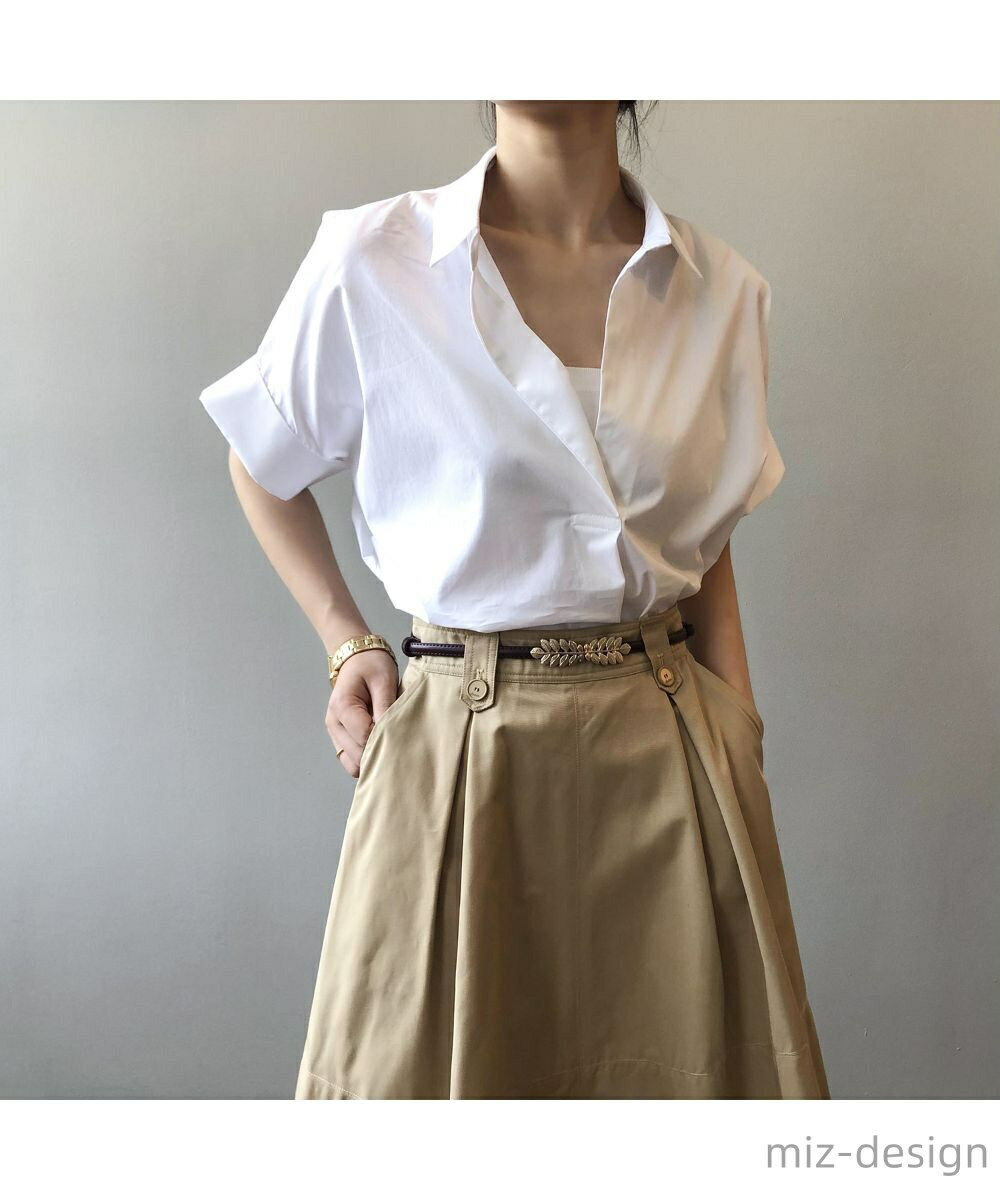 商品詳細 サイズ 着丈67cm　袖丈31cm　胸囲146cm　裾の長さ92cm 原産国 中国 商品説明 ベーシックで着回し力の高い半袖シャツブラウス。 すっきりと大人っぽいVネックデザインと袖の折り返しがアクセントで、シンプルながら華がある...