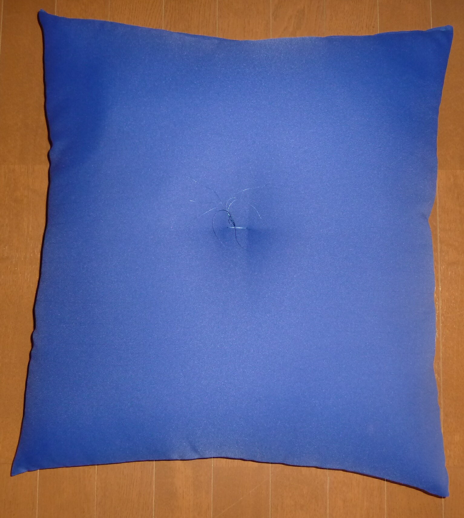 大きさは55cmx59cmの銘仙判サイズ座布団。側生地はポリエステル100％の　紺無地柄です。中わたは反毛綿800g　5層構造の成形機仕立ですので　吹き込み仕立（中綿ポリエステル100％）の商品より　型崩れしません。（なを沖縄県への発送は出...