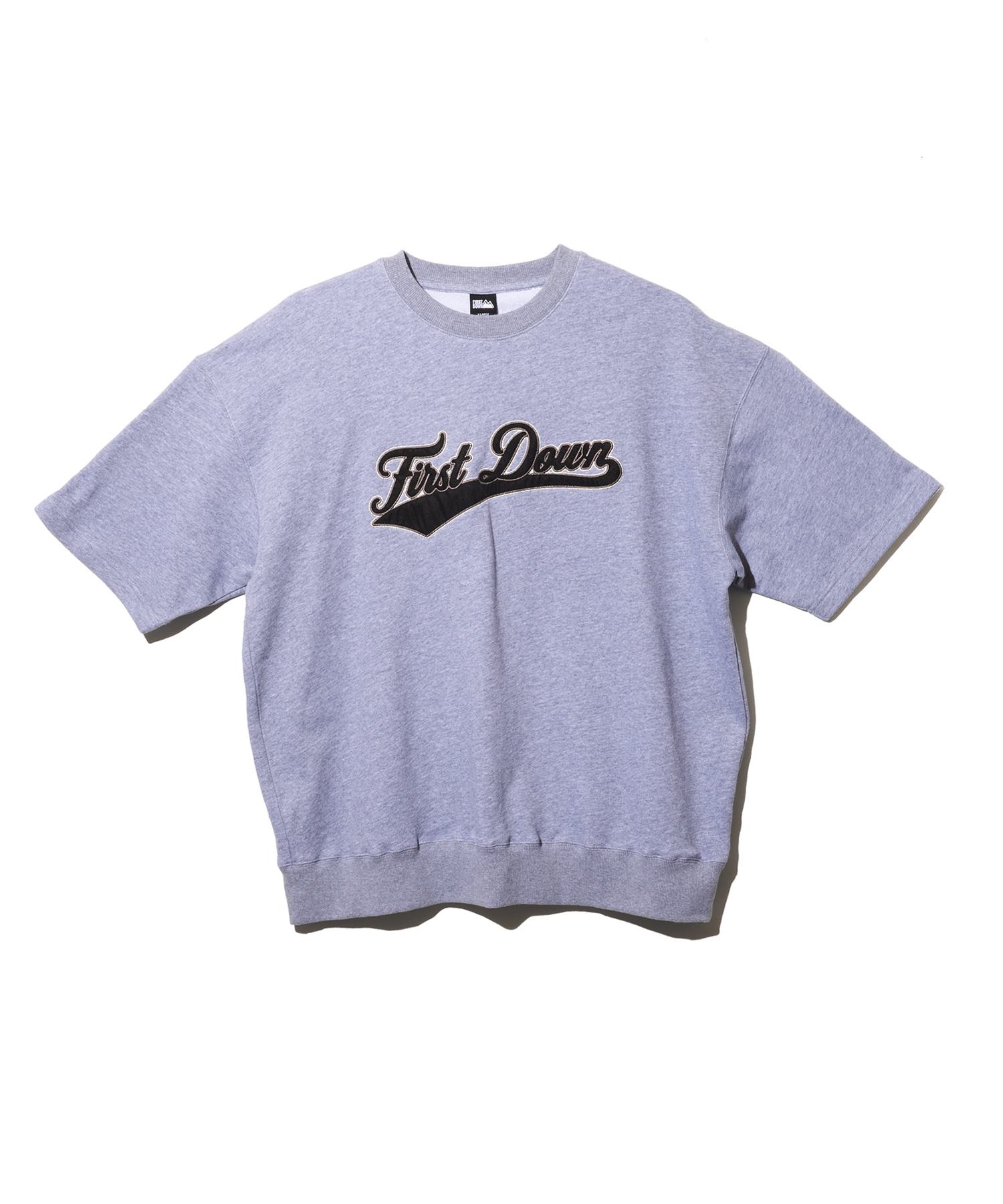 【FIRST DOWN USA】ショートスリーブ クルーネック スウェット #2 | S/S CREW SWEAT #2 【デザイン】スポーティな印象の半袖クルースウェット。フロントには大胆なロゴをパッチワーク刺繍でデザインし、カレッジ風の...