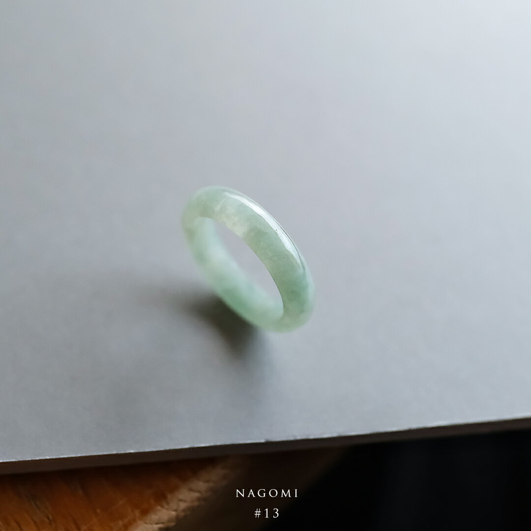 ■ 翡翠選びのポイント 翡翠はよく似た紛らわしい石のほかにも、偽物が大変多く出回っています。 従って、硬玉の中でも、その翡翠が本物か偽物かを見極めることが重要と なってきます。 質の良くない翡翠に染色や樹脂含浸を施し、高価に見せかけたものは...