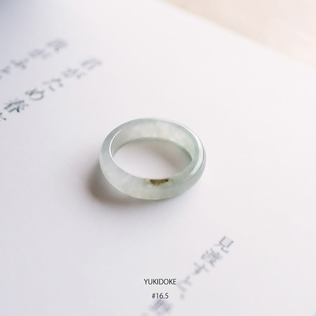 ■ 翡翠選びのポイント 翡翠はよく似た紛らわしい石のほかにも、偽物が大変多く出回っています。 従って、硬玉の中でも、その翡翠が本物か偽物かを見極めることが重要と なってきます。 質の良くない翡翠に染色や樹脂含浸を施し、高価に見せかけたものは...